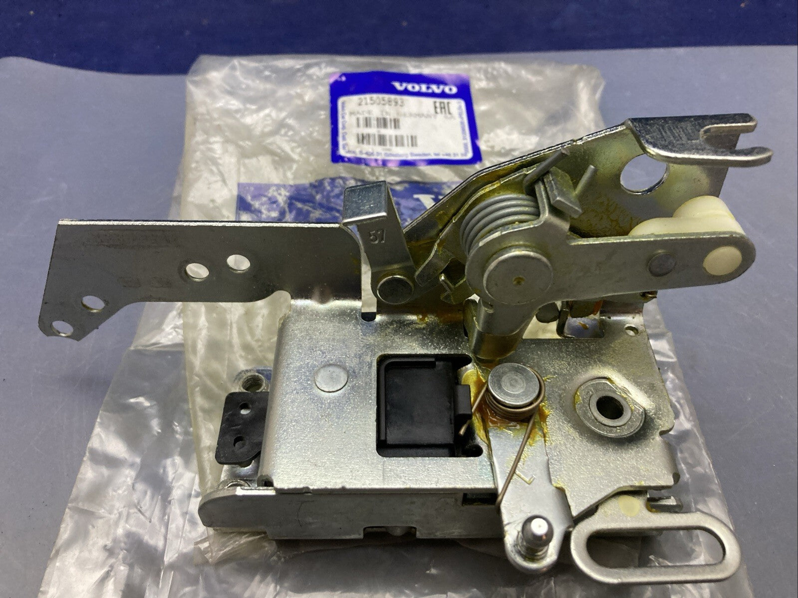 New Genuine Volvo 21505893 Door Latch – Merica Truck Parts